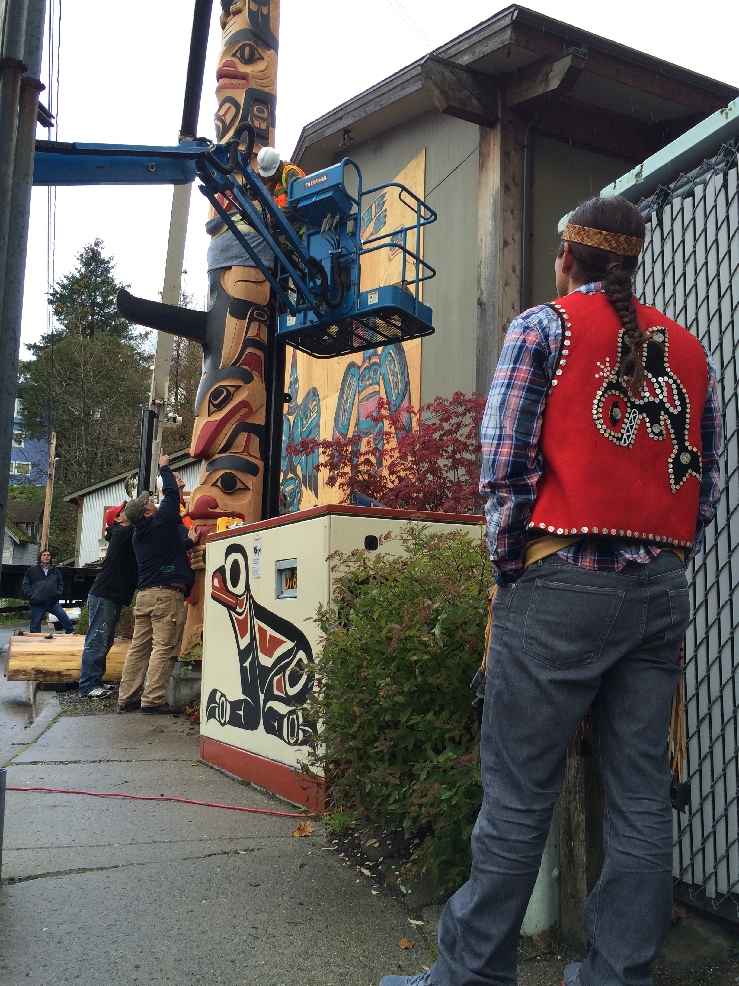 Gajaa Hit totem pole raisings draws close to 500 spectators