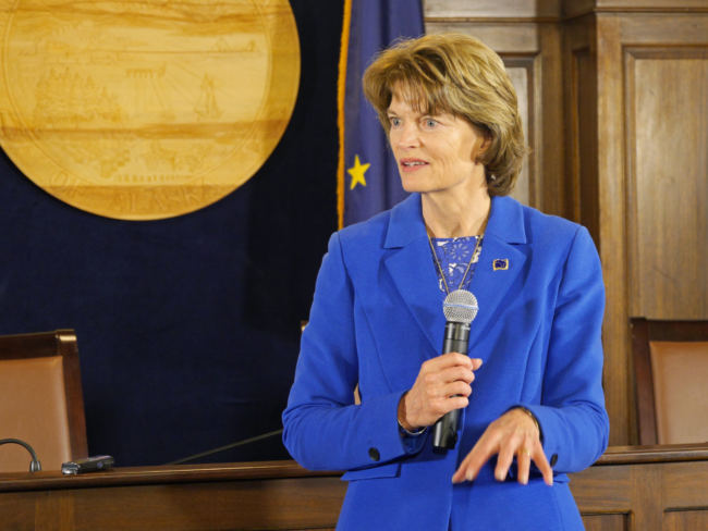 Murkowski backs bill to ID school threats