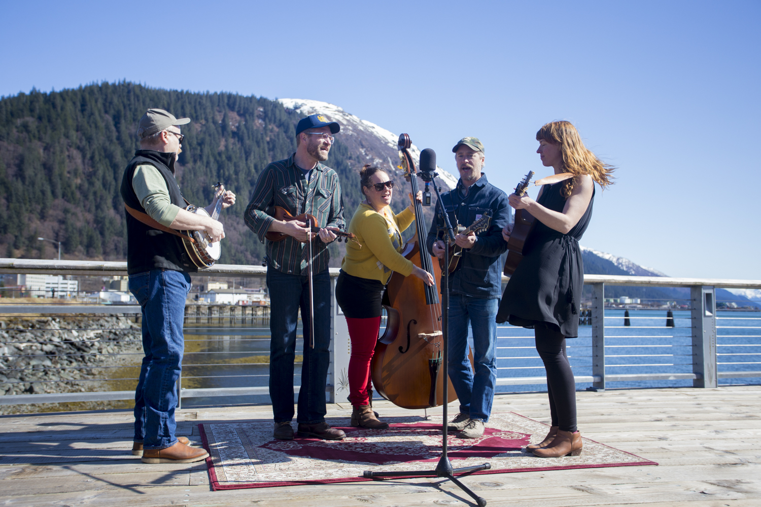 Video: Red Carpet Concert with Foghorn Stringband