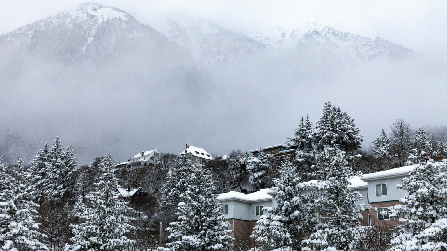 A snowy weekend starts in Juneau as Seattle ice storm disrupts holiday ...