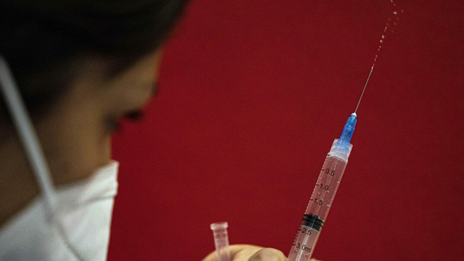 FDA advisers back updated COVID shots for fall vaccinations