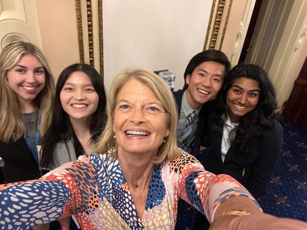 Lisa Murkowski's interns took selfies with all 100 senators. Here's ...