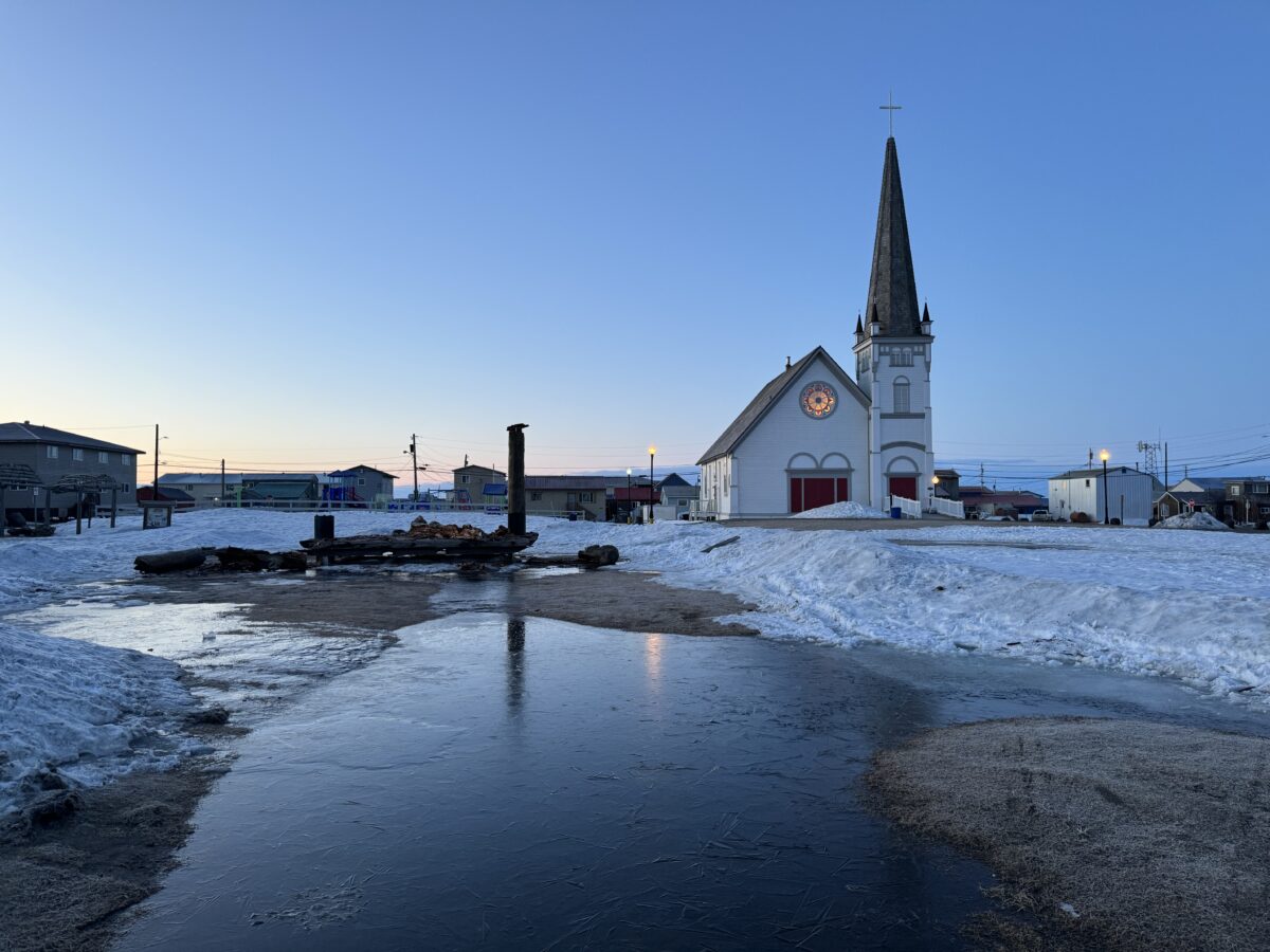 Iditarod’s iconic Burled Arch collapses in Nome