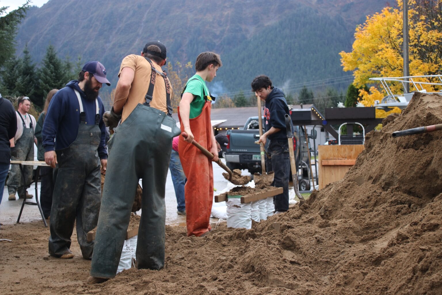 Juneau high school hockey team fills 3,000 sandbags for flood affected ...