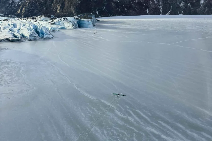 3 rescued from Tustumena Lake after small plane breaks through ice